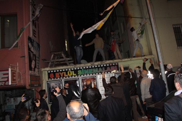 Bilecik'te 'bozkurt' işaretleriyle HDP il binasına yürüyen grup, parti ...