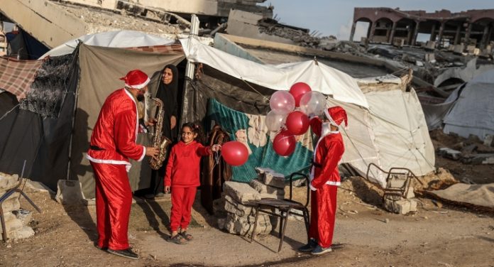Gazze'de iki genç Noel Baba kılığında mahalleleri gezdi - Diken