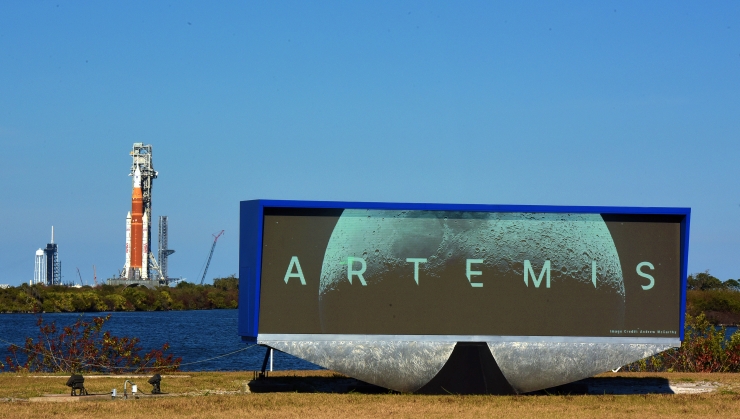 NASA, Artemis II roketini tamir için fırlatma rampasından hangara çekiyor